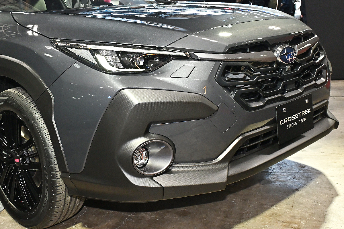 スバルが「スポーティSUV」初公開！ 本気の"センター2本出しマフラー"搭載！ 本格ハイブリッド搭載の「クロストレック STIパフォーマンス」がスゴい！ | すばるのニュース | くるまの ...