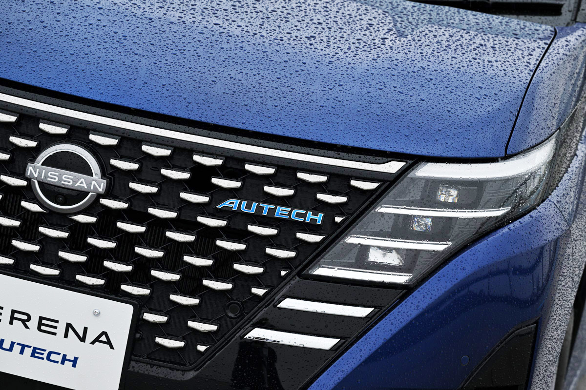 鮮やかな青と印象的なフェイス！ 新型「セレナAUTECH」の刺さるポイントを味わう【PR】 | くるまのニュース