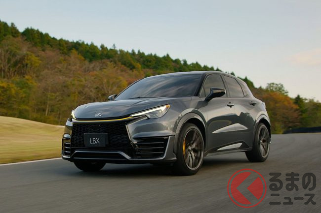 約760万円！ レクサス"新"「最小SUV」発表！ 大口顔「コンパクトモデル」に「ヴァイブラントED」登場！ 黒仕様な「LBX」独国に登場 | くるまのニュース