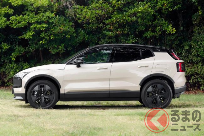 ボルボが新型「コンパクトSUV」初公開！ 地上高アップ×全長4.2m級で「めちゃ"扱いやすい"サイズ」！ ワイルド感も増した新型「EX30クロスカントリー」触れてみた印象は？ | くるまのニュース