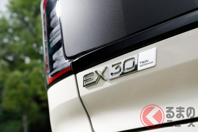 ボルボが新型「コンパクトSUV」初公開！ 地上高アップ×全長4.2m級で「めちゃ"扱いやすい"サイズ」！ ワイルド感も増した新型「EX30クロスカントリー」触れてみた印象は？ | くるまのニュース