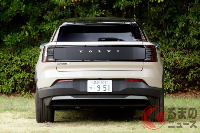 ボルボが新型「コンパクトSUV」初公開！ 地上高アップ×全長4.2m級で「めちゃ"扱いやすい"サイズ」！ ワイルド感も増した新型「EX30クロスカントリー」触れてみた印象は？ | くるまのニュース