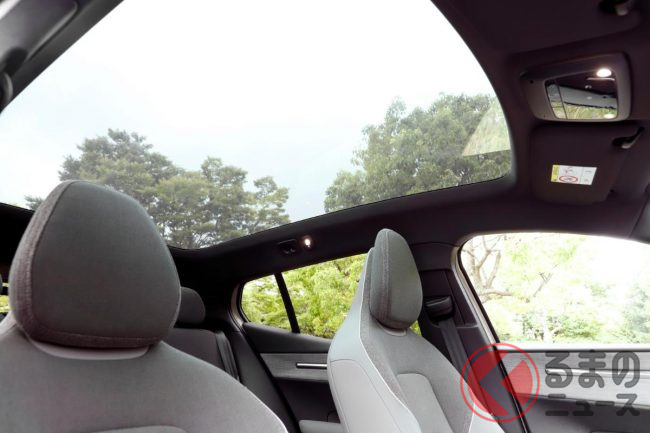 ボルボが新型「コンパクトSUV」初公開！ 地上高アップ×全長4.2m級で「めちゃ"扱いやすい"サイズ」！ ワイルド感も増した新型「EX30クロスカントリー」触れてみた印象は？ | くるまのニュース