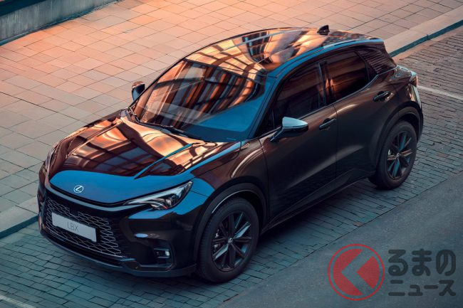 約760万円！ レクサス"新"「最小SUV」発表！ 大口顔「コンパクトモデル」に「ヴァイブラントED」登場！ 黒仕様な「LBX」独国に登場 | くるまのニュース