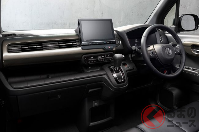 リッター"23km"走る！ ホンダ新「"軽"ワゴン」発表！ カクカクデザイン＆広びろ内装採用！ 黒すぎる「ブラックスタイル」も登場の「N-WGN」が販売店でも話題に | くるまのニュース