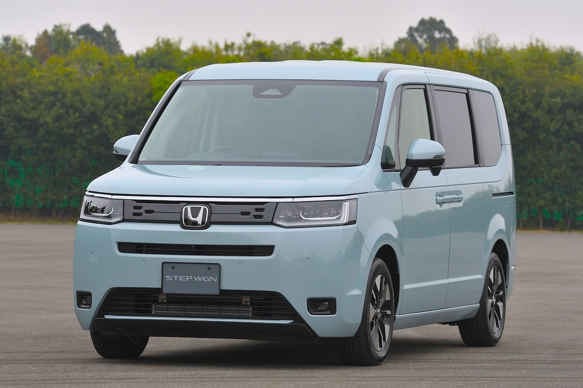 ホンダ「ステップワゴン」乗り必見！ 愛車を「長く」「きれいに」乗り続ける “専用アイテム”10選 収納便利グッズなども | くるまのニュース